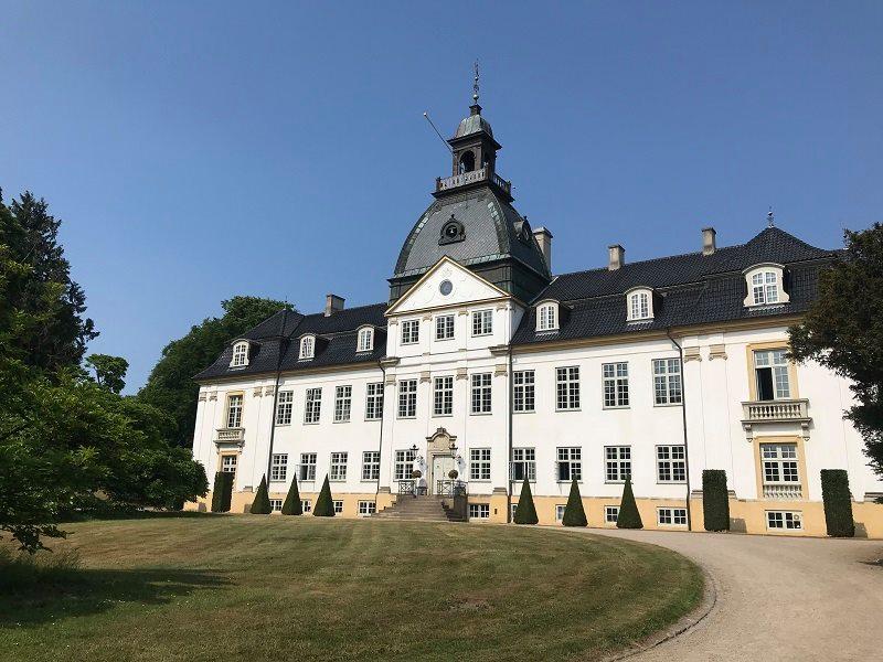 DET SMUKKE CHARLOTTENLUND SLOT SØGER PERSONALE | miniCV.dk